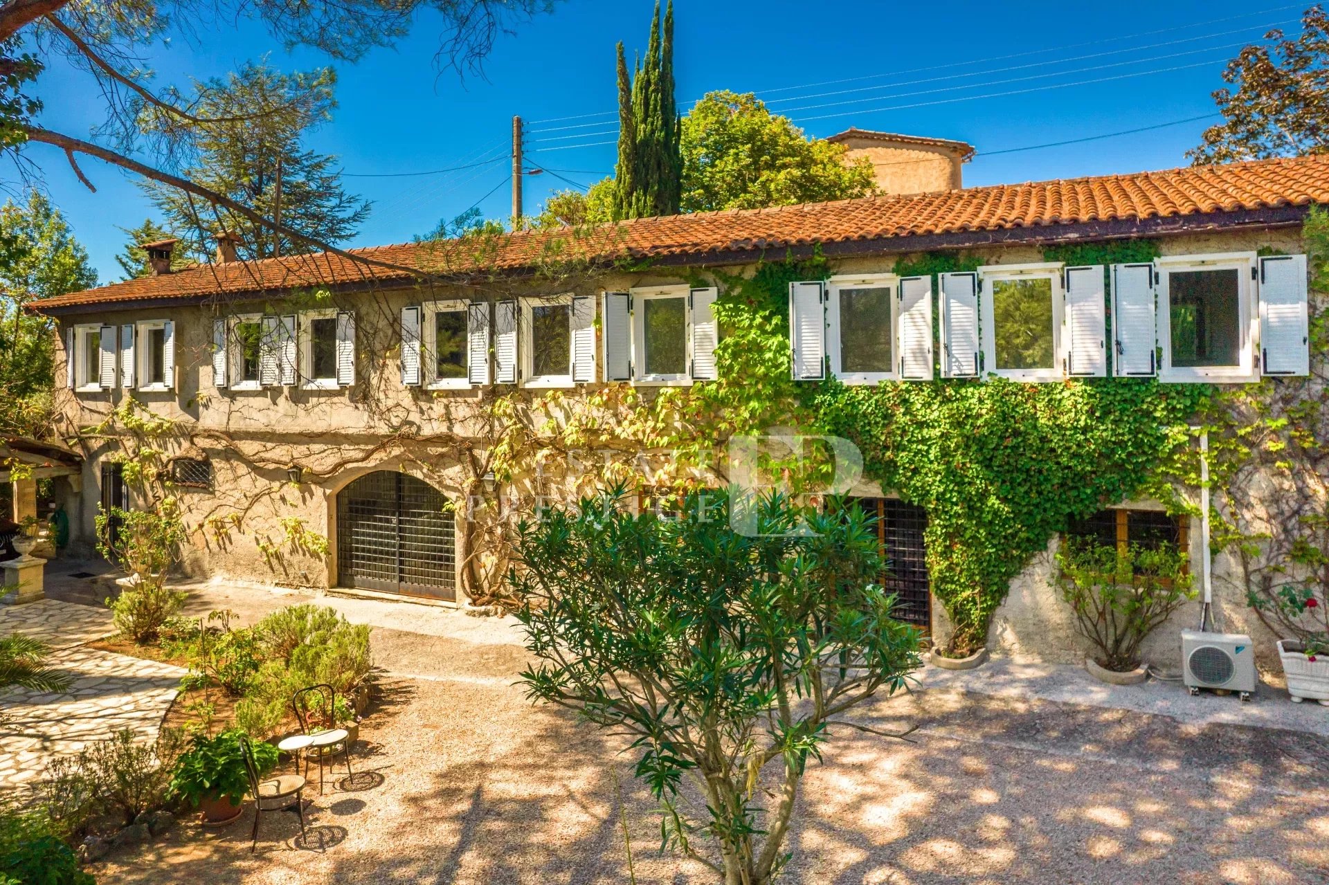 GRASSE : A Traditional Bastide with 5 bedrooms and a guest house ...